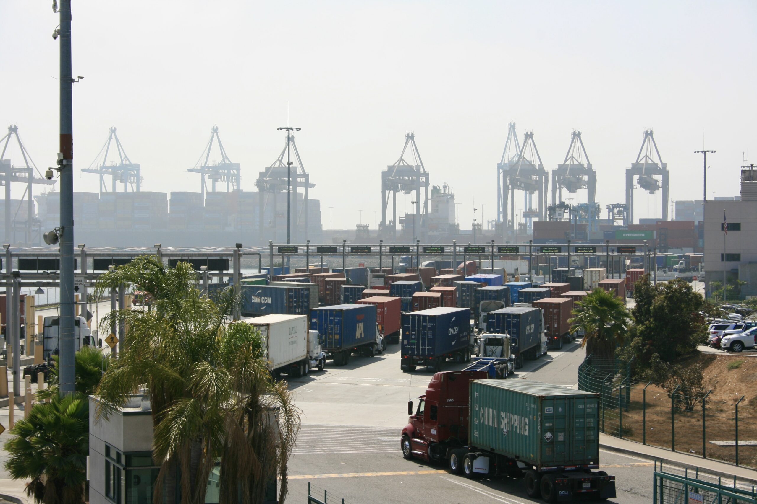 Imports in the U.S. are 'not dropping off a cliff'